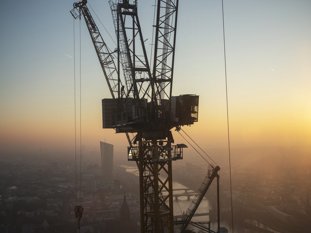Der letzte Turmdrehkran am T1 wird abgebaut: Meisterleistung der GP Log ...