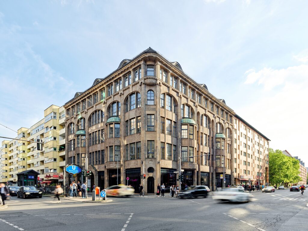 Eröffnung der Notagallery Art Embassy Berlin am 12.9.2025 in der Friedrichstraße 210 - Konii